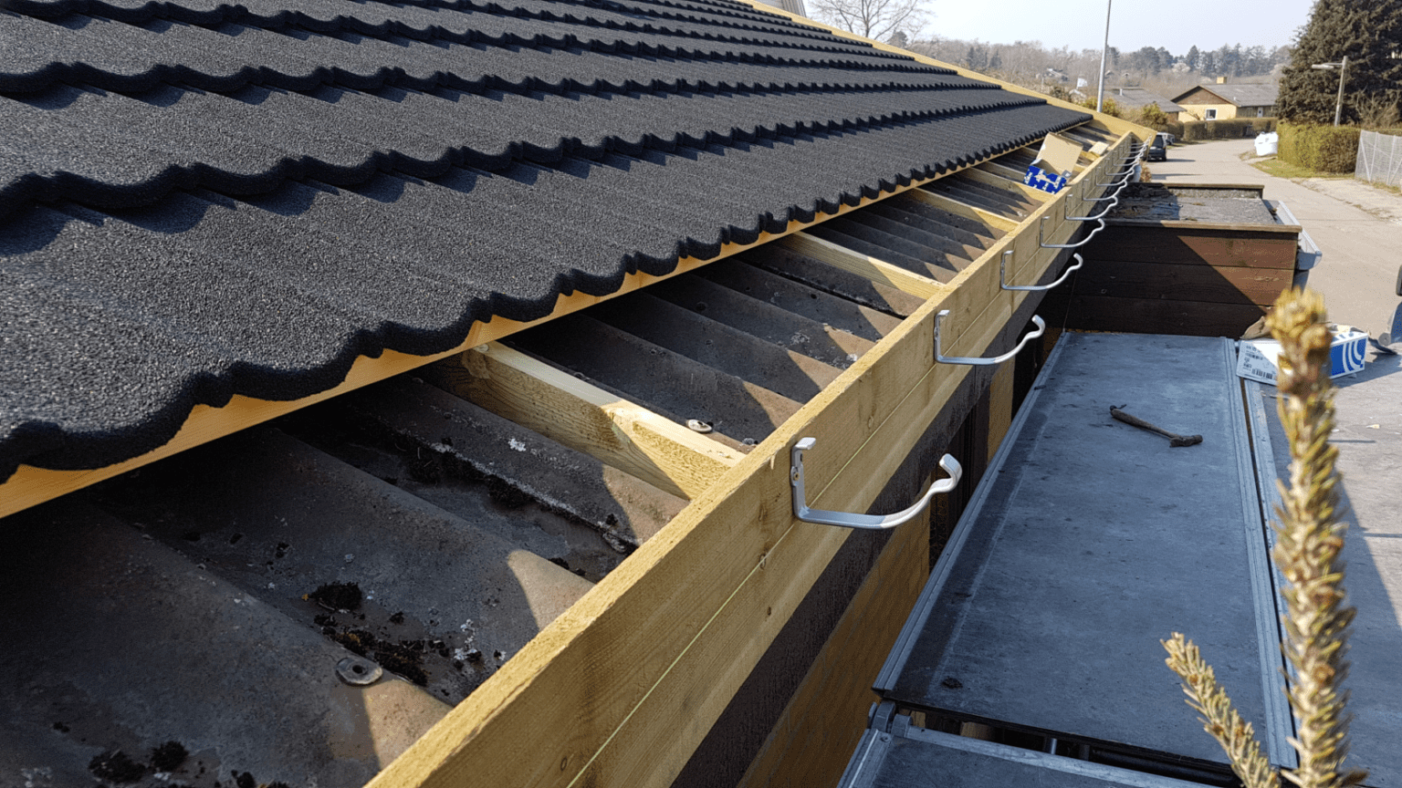 Priser på fjernelse af asbest tag 2025 - Beregn prisen her!